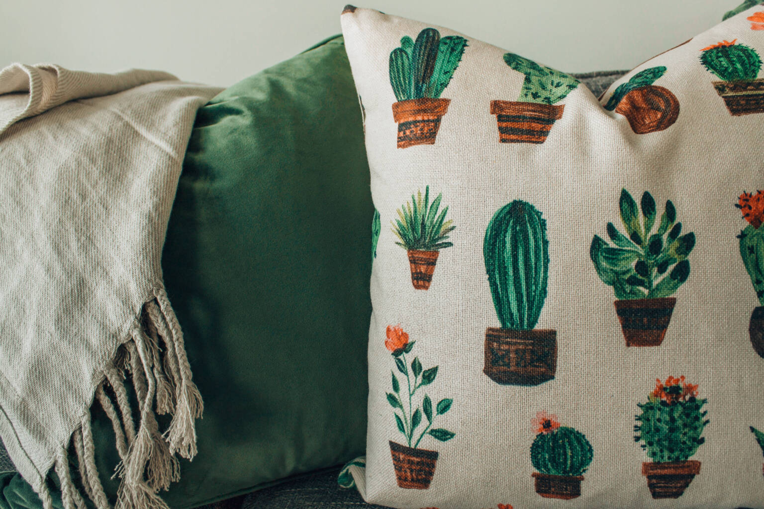 Los colores que combinan con el verde botella