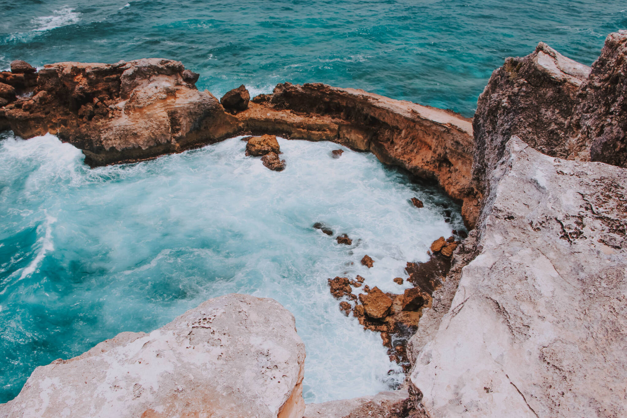 Qué colores combinan con el azul marino en la ropa?